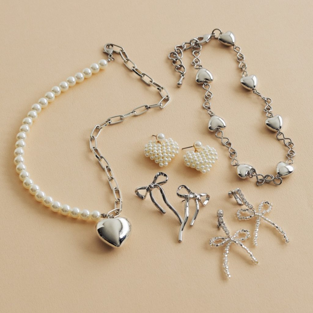 ニコのアクセ - tiny tiny人気スタッフRikaに聞く夏のアクセサリースタイル | ニコの〇〇 | COLUMN 連載 | ニコアンド（niko and ... ）オフィシャルブランドサイト